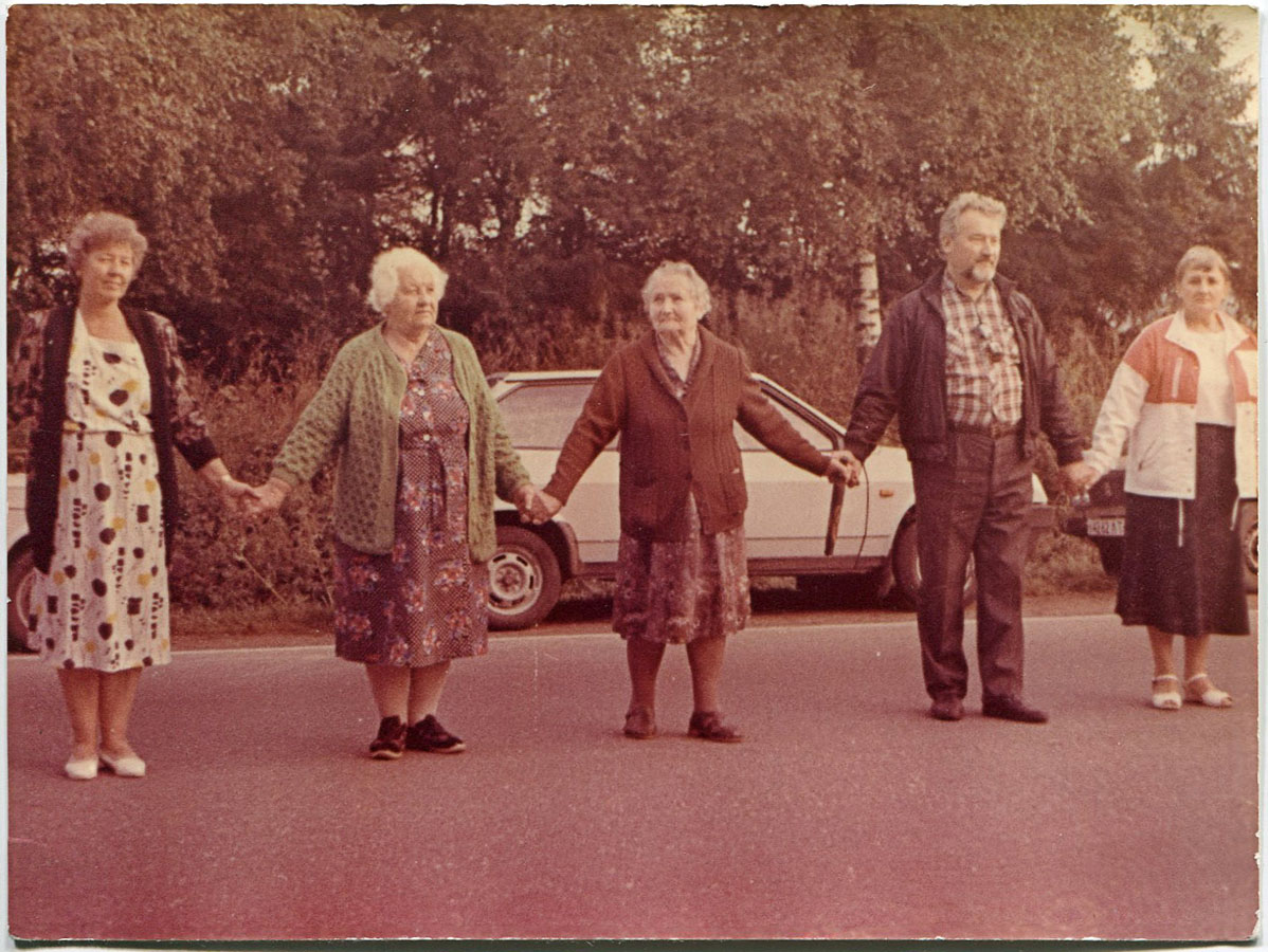 The Baltic Way: the day holding hands changed the world | Europeana