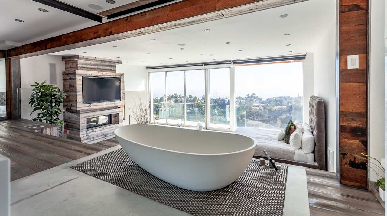 11 Beautiful Home Bathtubs You Can Unwind In | Plum Guide
