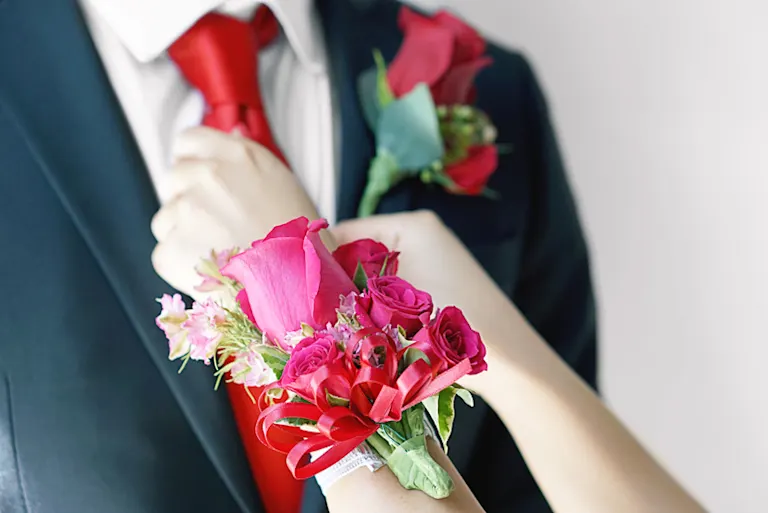 Corsage Etiquette For Proms and Weddings - FTD.com