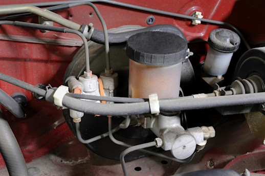 What Is a Brake Master Cylinder? | CARFAX