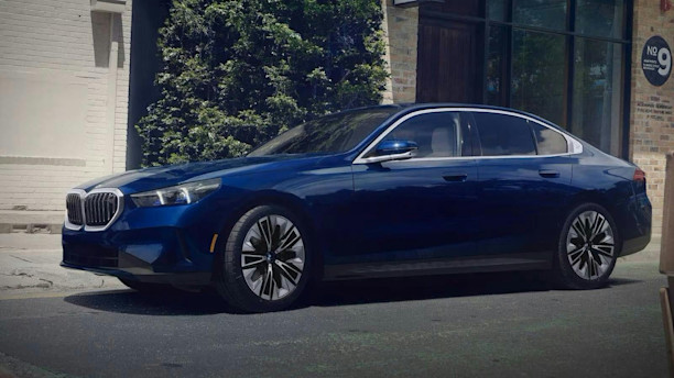 Best Midsize Luxury Cars in 2025