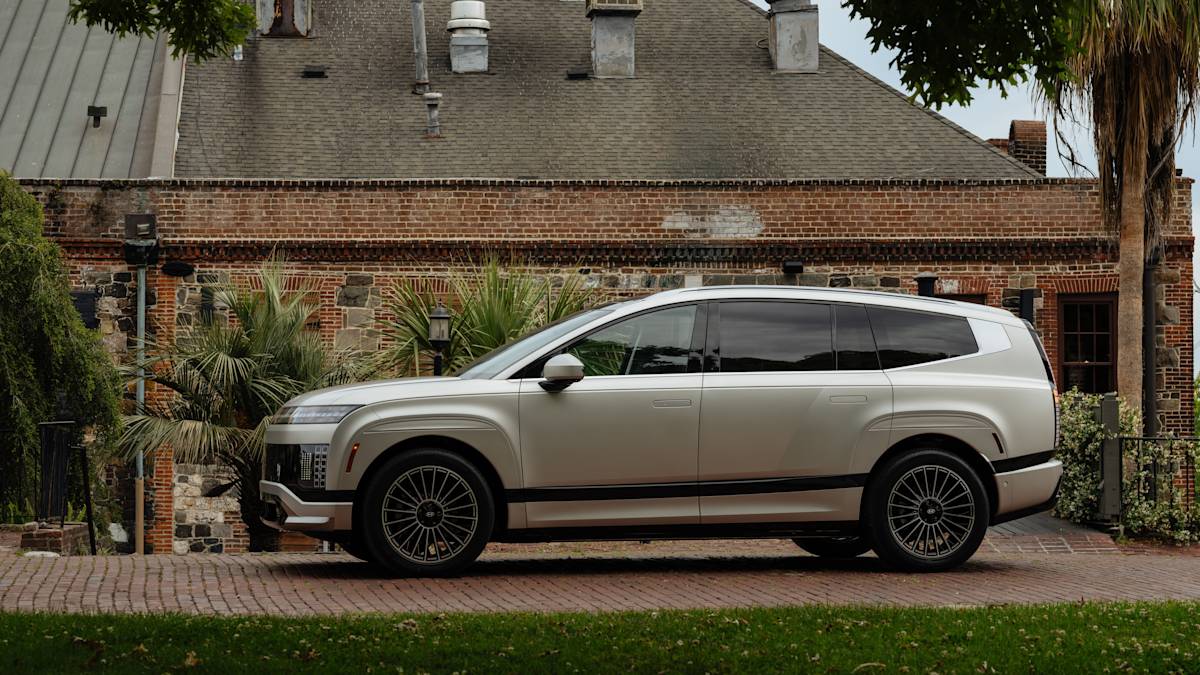 Best Electric 3-Row SUVs in 2026 | CARFAX