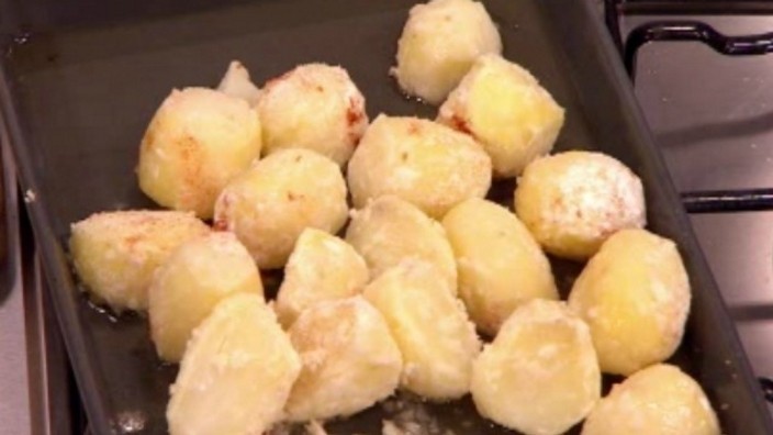 Christmas SOS: Roast potatoes | Lorraine