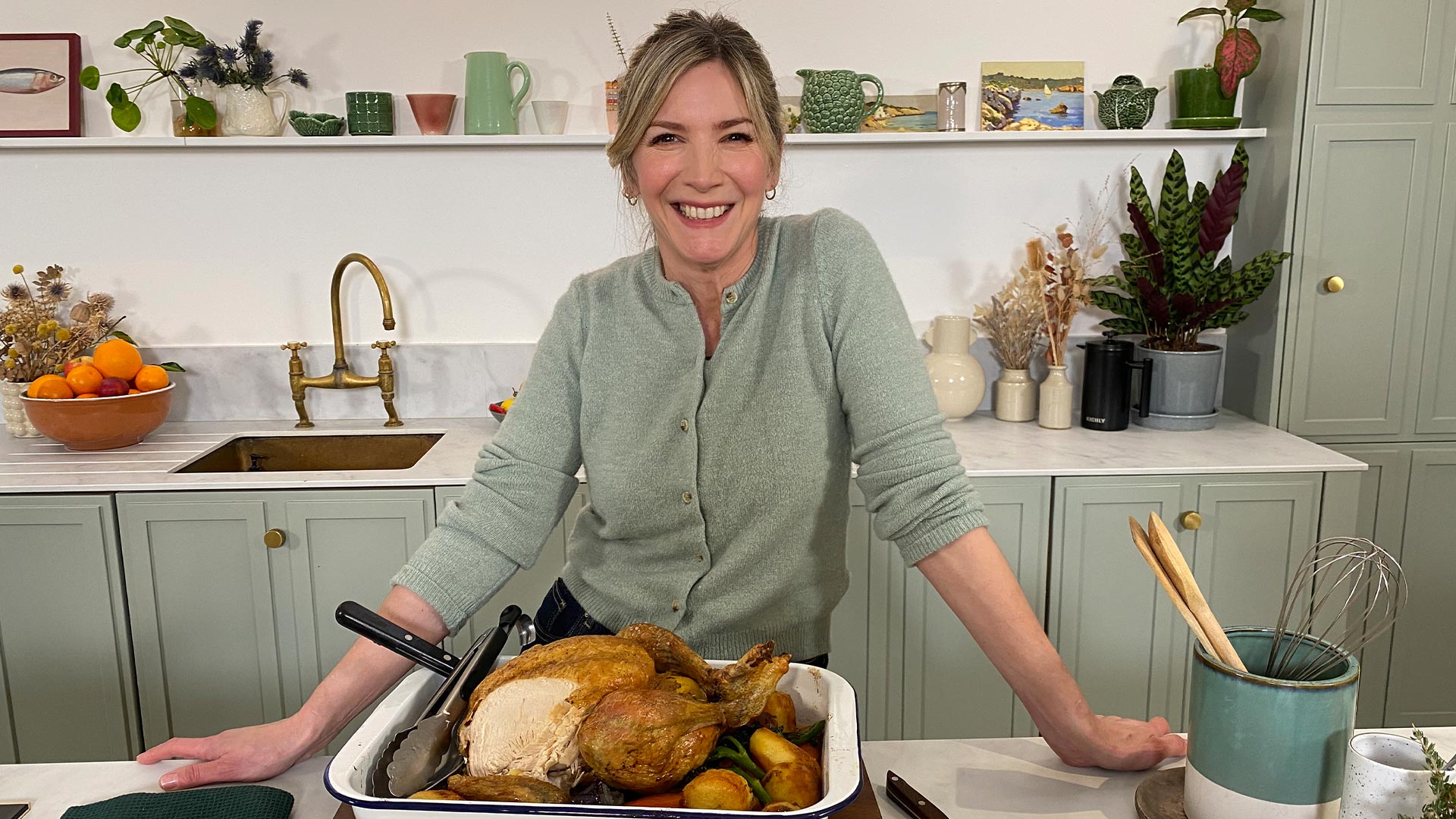 Lisa Faulkner's lemon and thyme chicken with roast potatoes & traybake ...