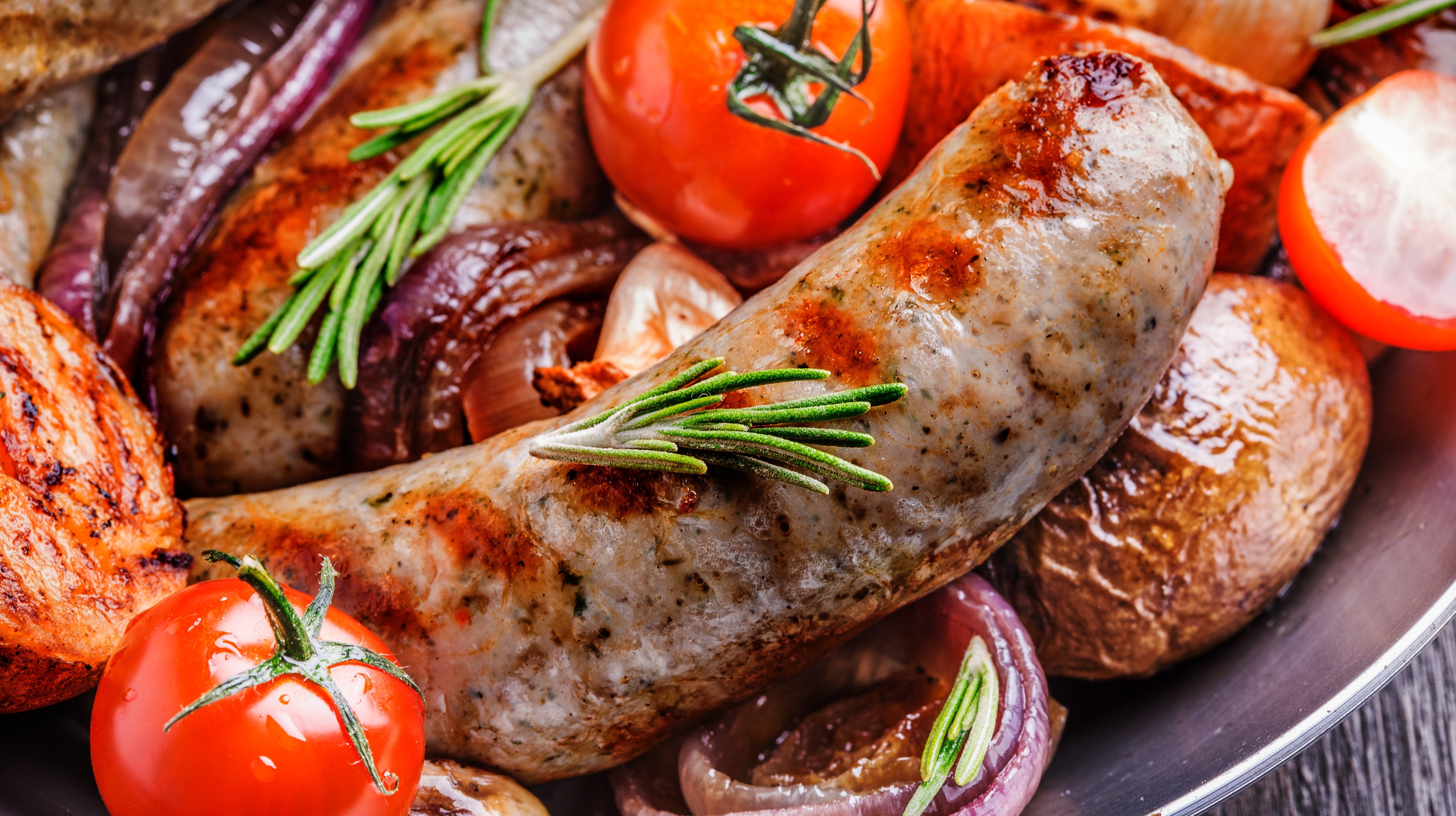 Sally Bee's baked sausages and balsamic tomatoes | Lorraine