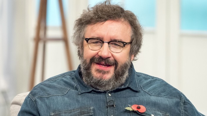 Mark Benton plays the fool | Lorraine