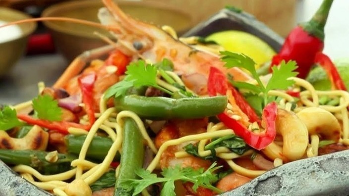 Shelina's prawn and noodle salad | Lorraine