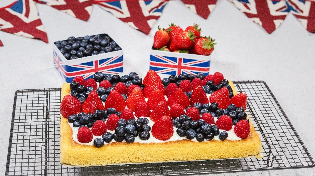 Union jack cake recipe | Lorraine