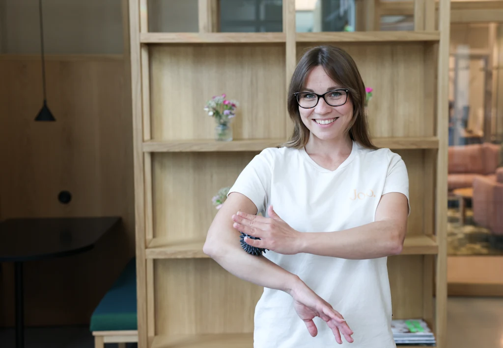 Taukojumppa istumatyöläiselle ja vinkit etätyöpisteen ergonomian ...