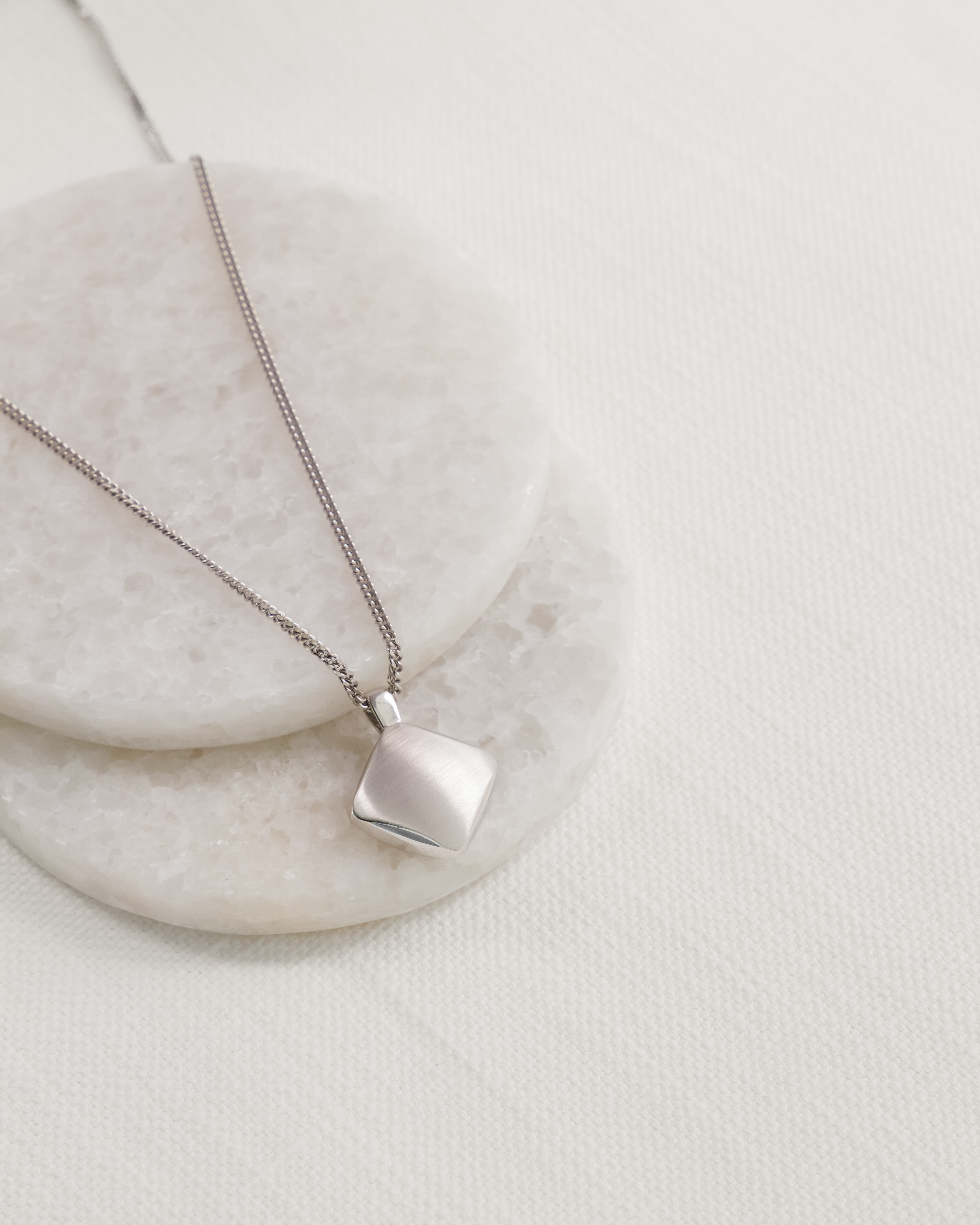 Discreet Ashes Pendant - Co-op Funeralcare