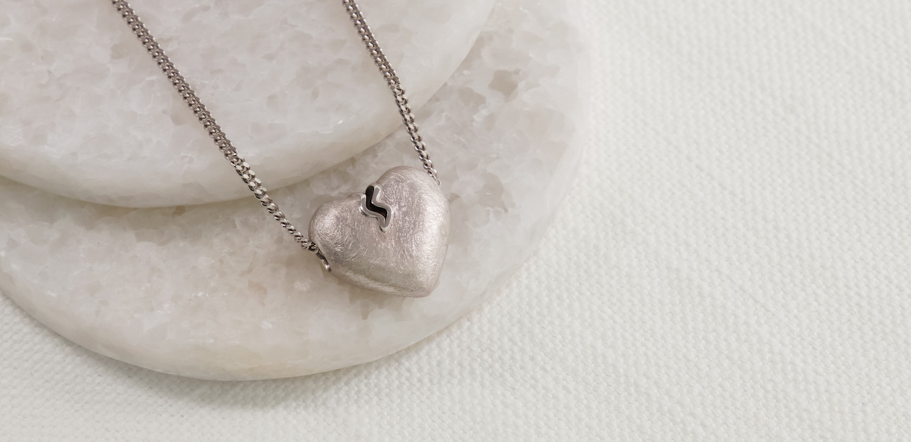 Discreet Ashes Pendant - Co-op Funeralcare