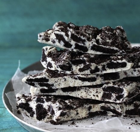 Incredibly Easy Oreo Bark Recipe Will Get You in the Holiday Spirit ...