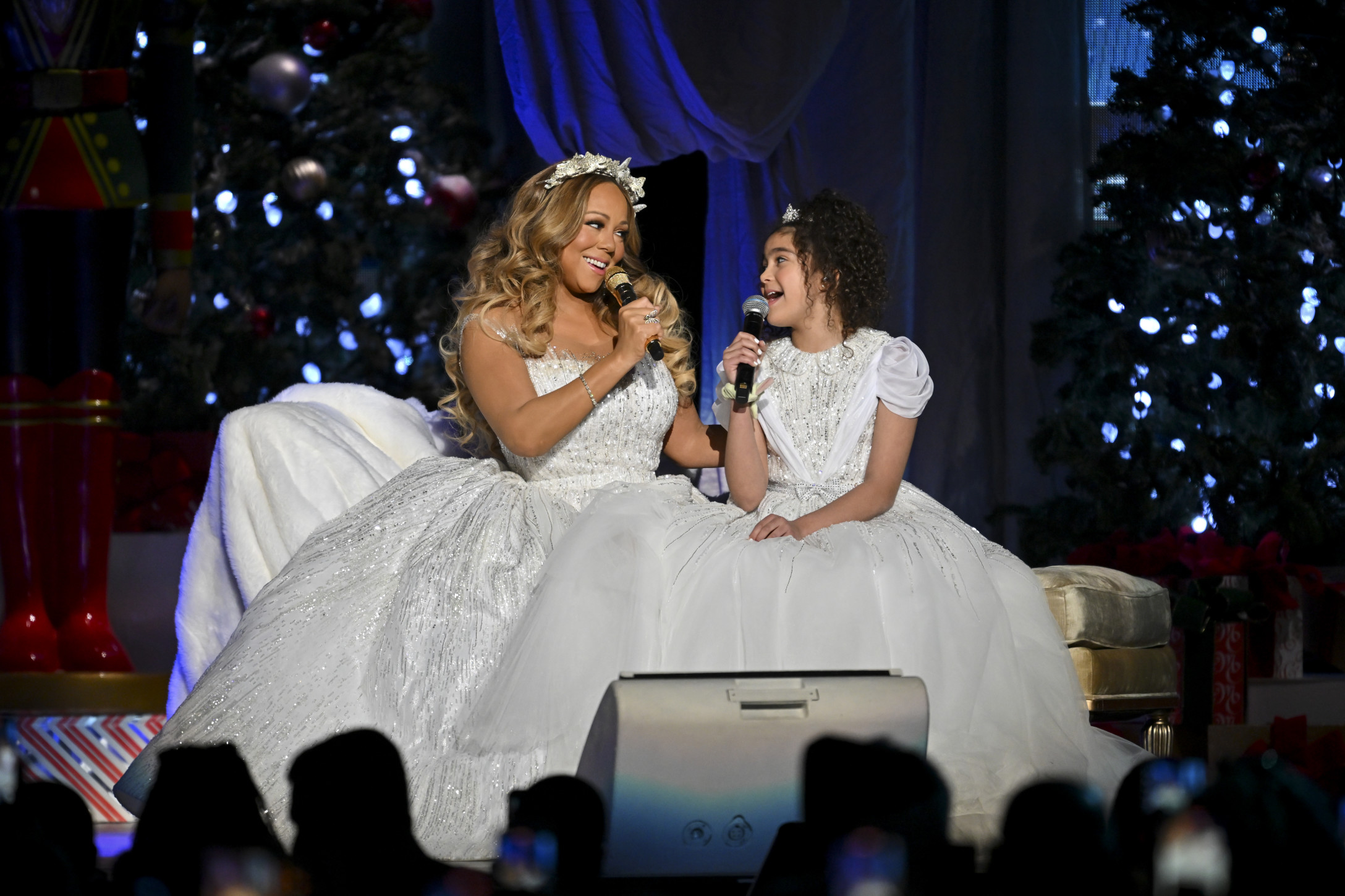 Mariah Carey's Daughter Looks Unimpressed When Her Pop Diva Mom Crashes ...