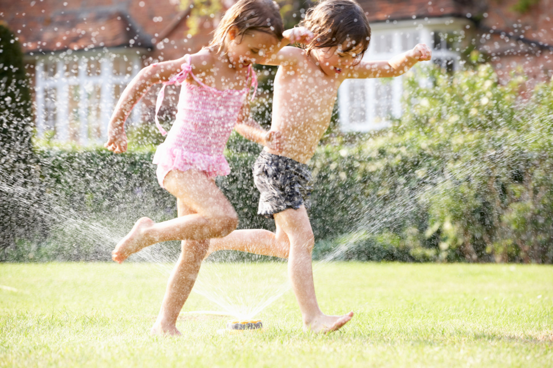 15 Summer Parenting Hacks To Keep Everyone Entertained on Hot Days ...