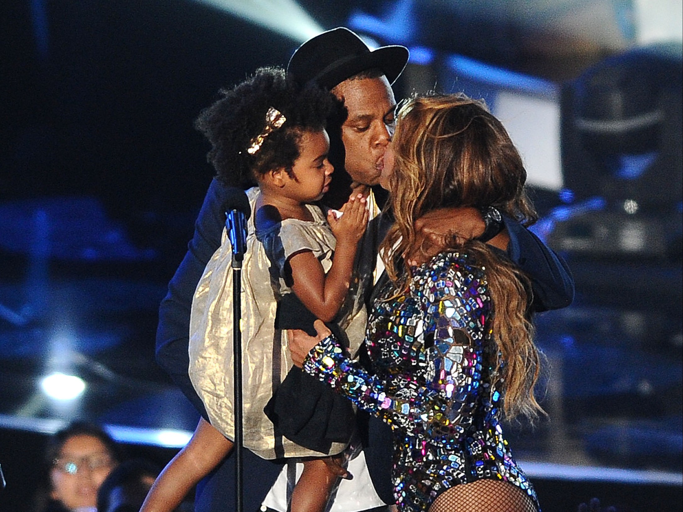 17 of the Cutest Celebrity PDA Moments Caught on Camera | CafeMom.com