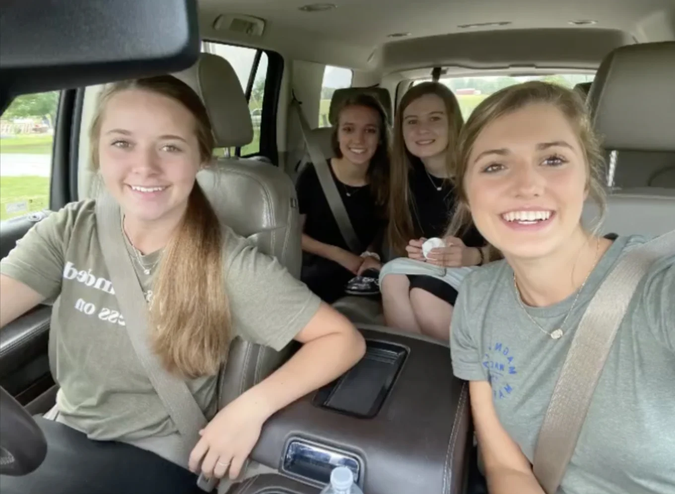 Michelle Duggar's Rarely Seen Daughters Johannah & Jennifer Look So ...