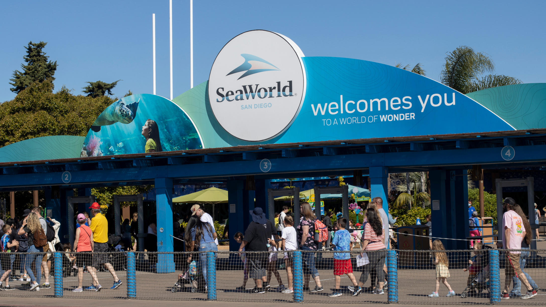 Family With 2-Year-Old Daughter Was Attacked at SeaWorld & Says Park ...
