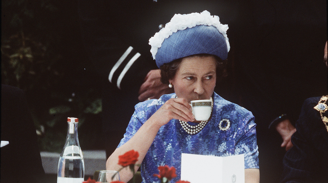 15 Strict Food Habits Queen Elizabeth Follows Every Day | CafeMom.com