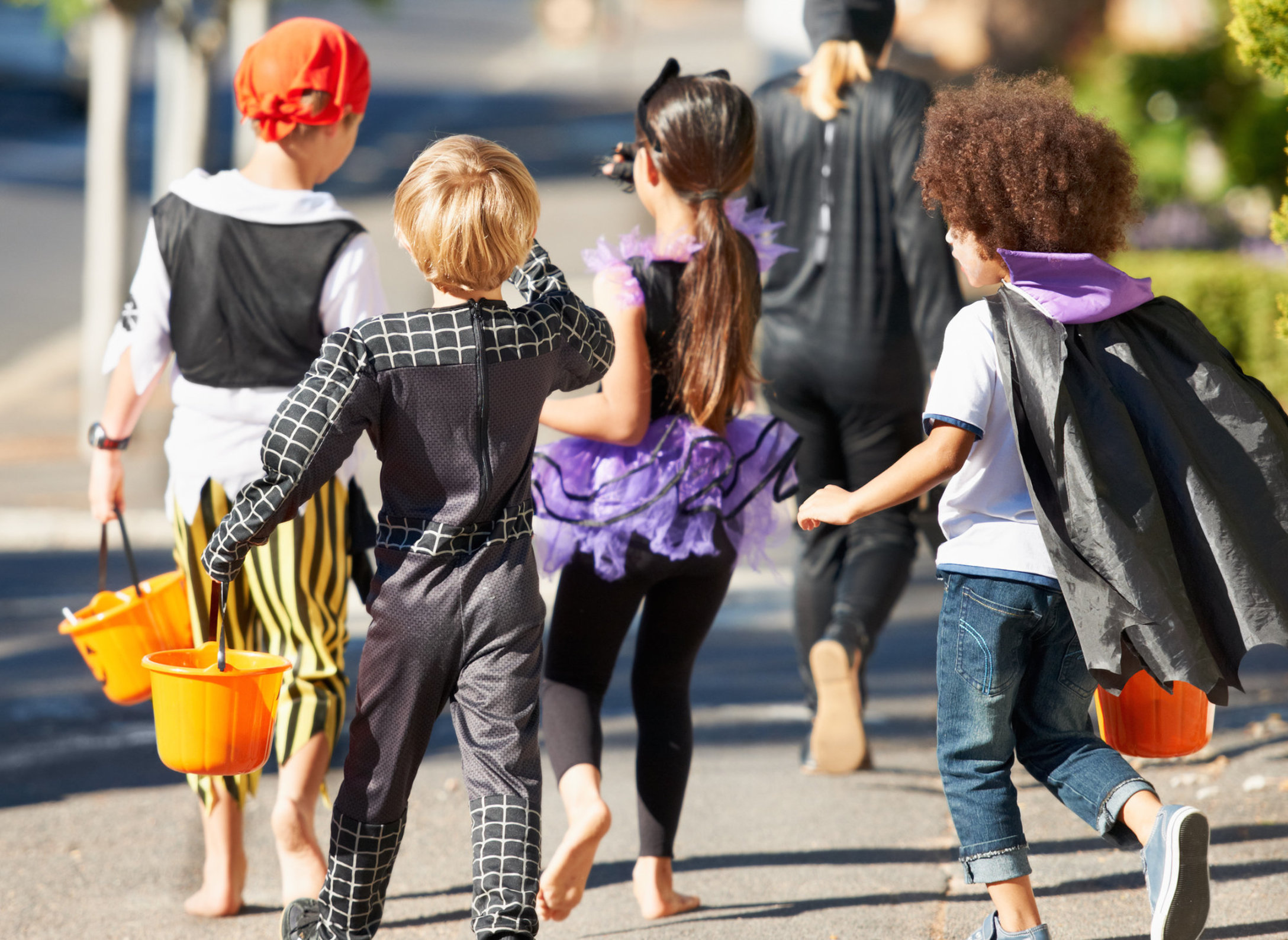 Sign Slams Trick-or-Treaters From 'Other Neighborhoods' & People Are ...