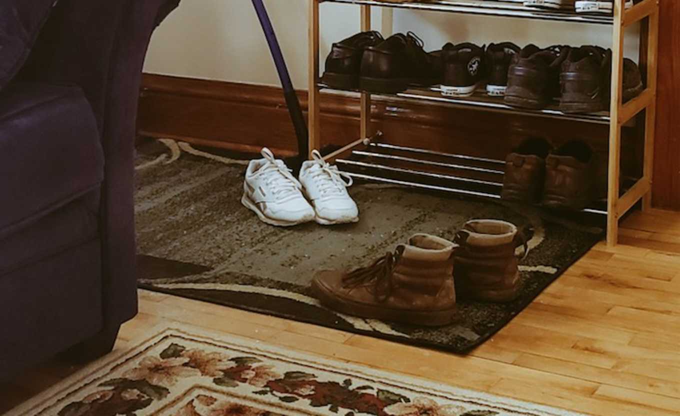 Stepdad Live Tweets His Stepson Trying To Sneak Out A Girl