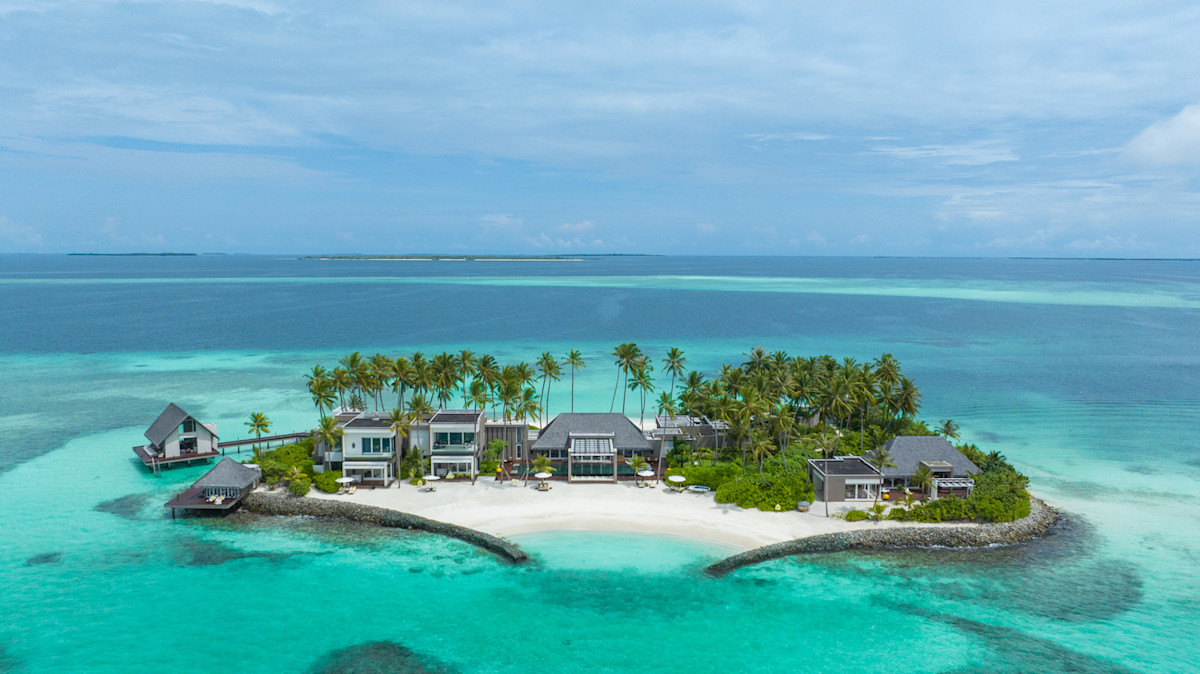 美しい海と彫刻の調和。モルディブ諸島に浮かぶLVMHのホテルメゾン「シュヴァル・ブラン ランデリ」で、アートと自然に浸る｜Tokyo Art Beat