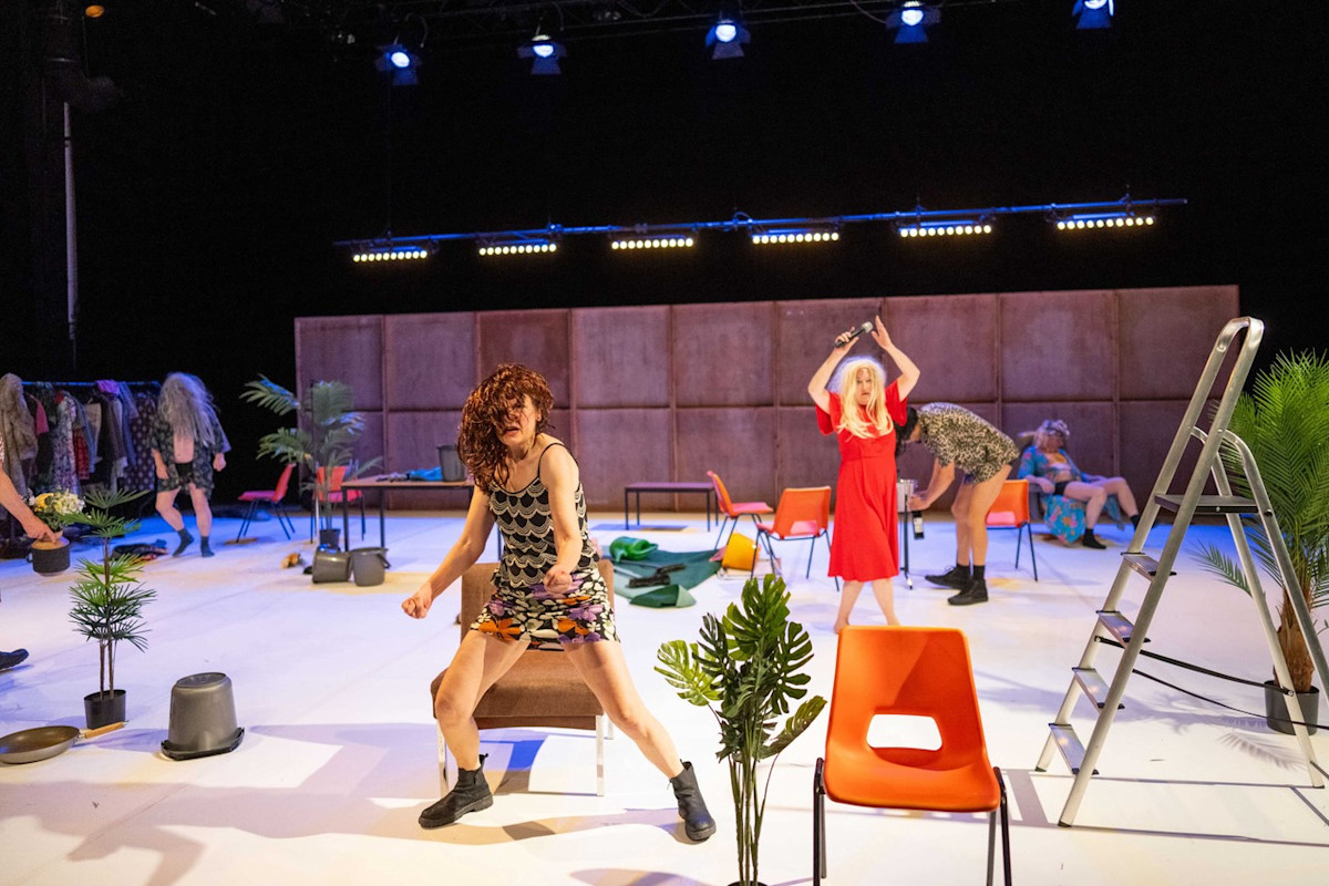 フォースド・エンタテインメント 「Signal to Noise」 （東京芸術劇場） ｜Tokyo Art Beat