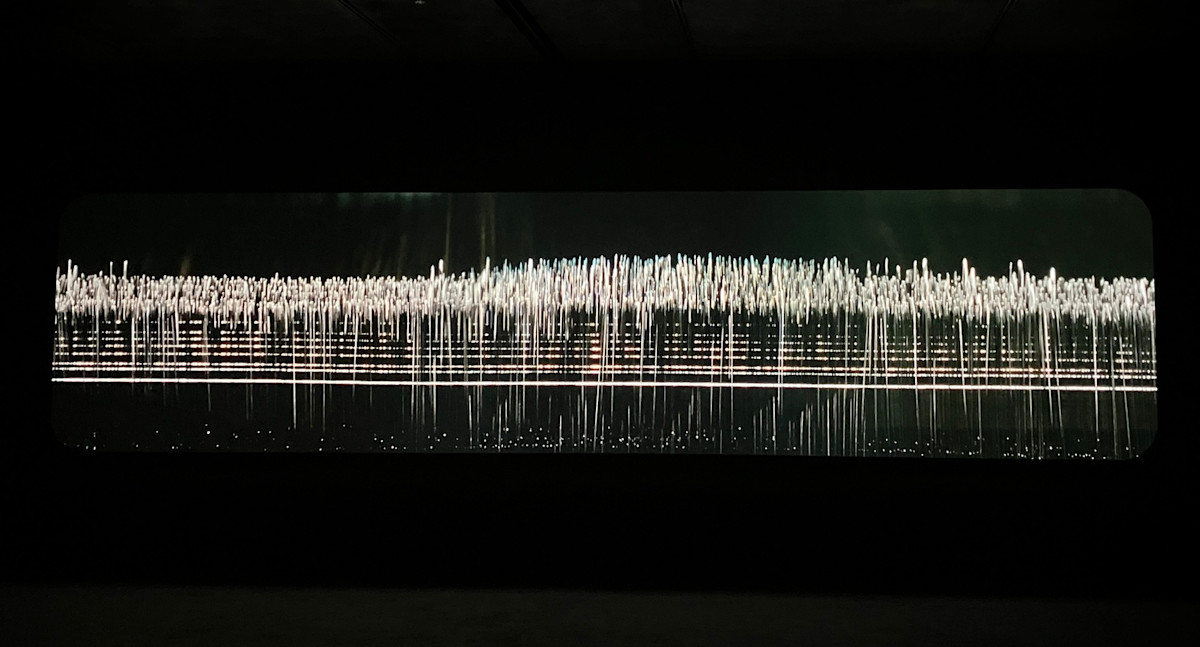 カールステン・ニコライと西陣織、音と織物の美しい共振。京都・HOSOO GALLERYで「WAVE WEAVE ― 音と織物の融合」が開幕｜Tokyo Art Beat