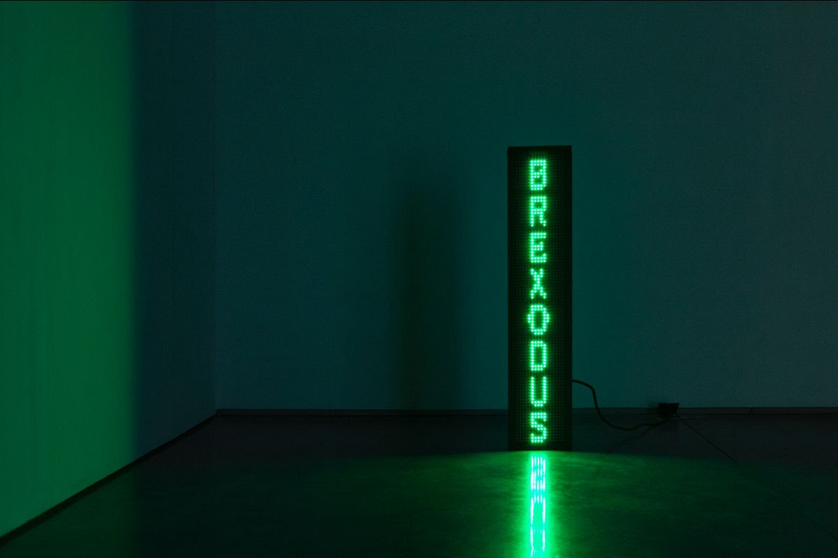 サイモン・ロバーツ 「The Brexshit Machine」 （The Container） ｜Tokyo Art Beat