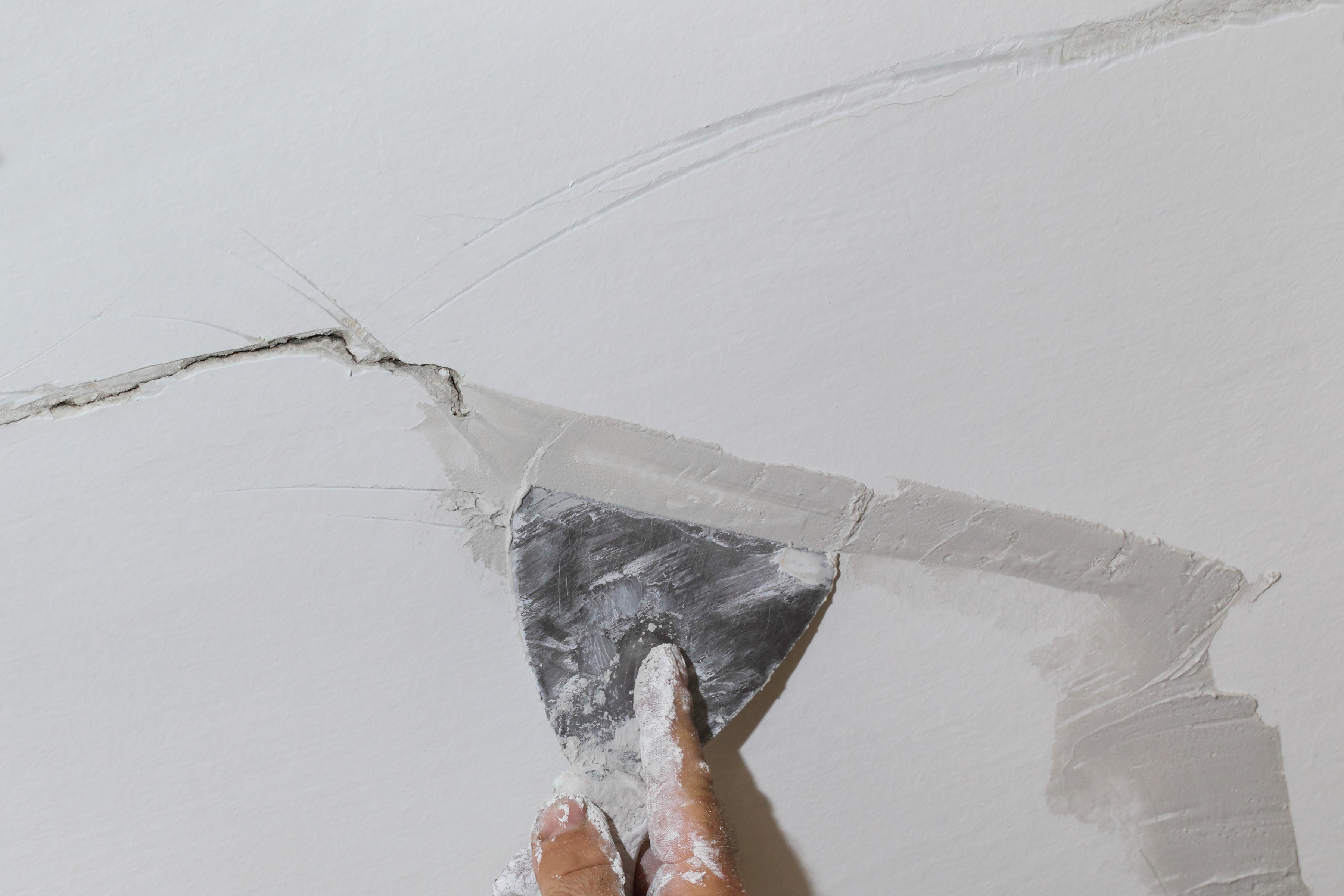 S'équiper face à une fissure au plafond, les étapes