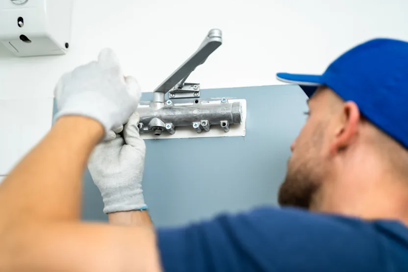 Comment installer un groom ou ferme-porte