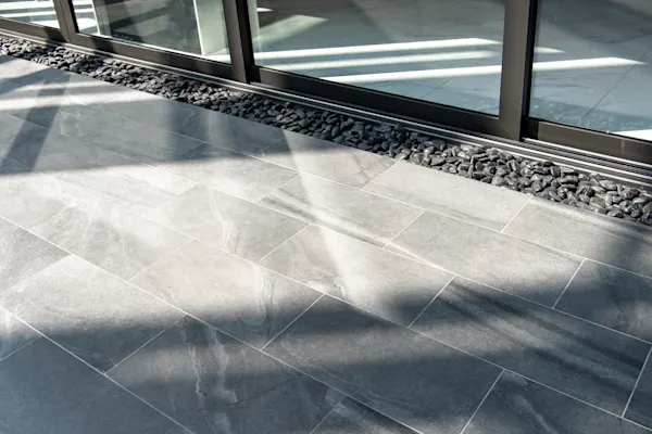 Pose en quinconce : un carrelage avec style