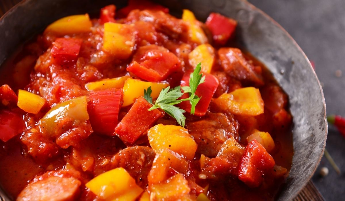 Zachwycający przepis na leczo. 1 składnik może zaskoczyć