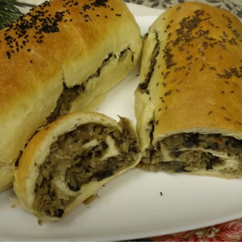 Świąteczny kulebiak z ciasta drożdżowego z kapustą i suszonymi grzybami