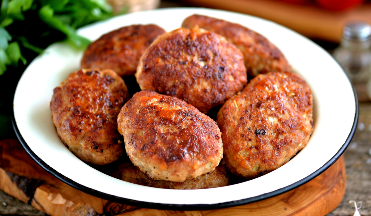 Dodaj do mielonych składnik dobrze znany z gołąbków. Kotlety będą ...