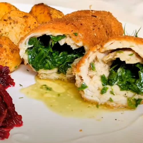 Kotlety devolay z fetą i szpinakiem. Przepyszne roladki z kurczaka