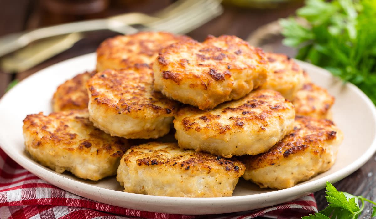 Kuroń pokazał, jak robi lekkie kotlety mielone. Zniewalają cudownym smakiem