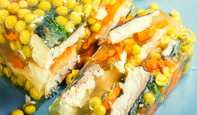 Świąteczny kulebiak z ciasta drożdżowego z kapustą i suszonymi grzybami