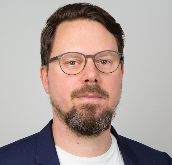 Porträt von Sandro Gayken - Tagesspiegel Background