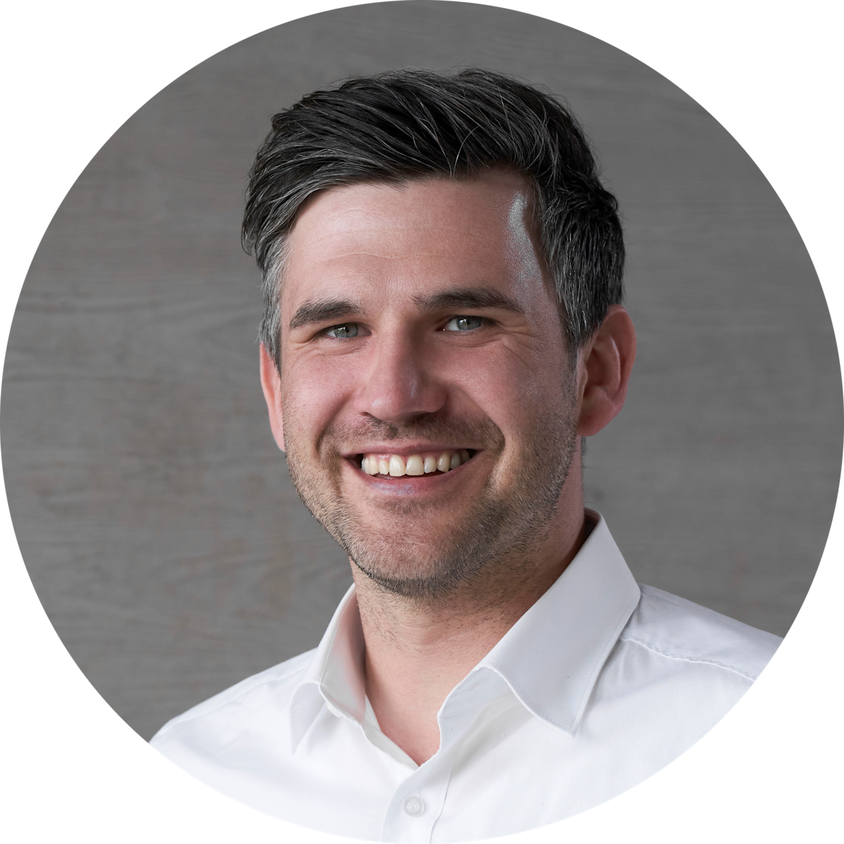 Porträt von Julian Manz - Tagesspiegel Background