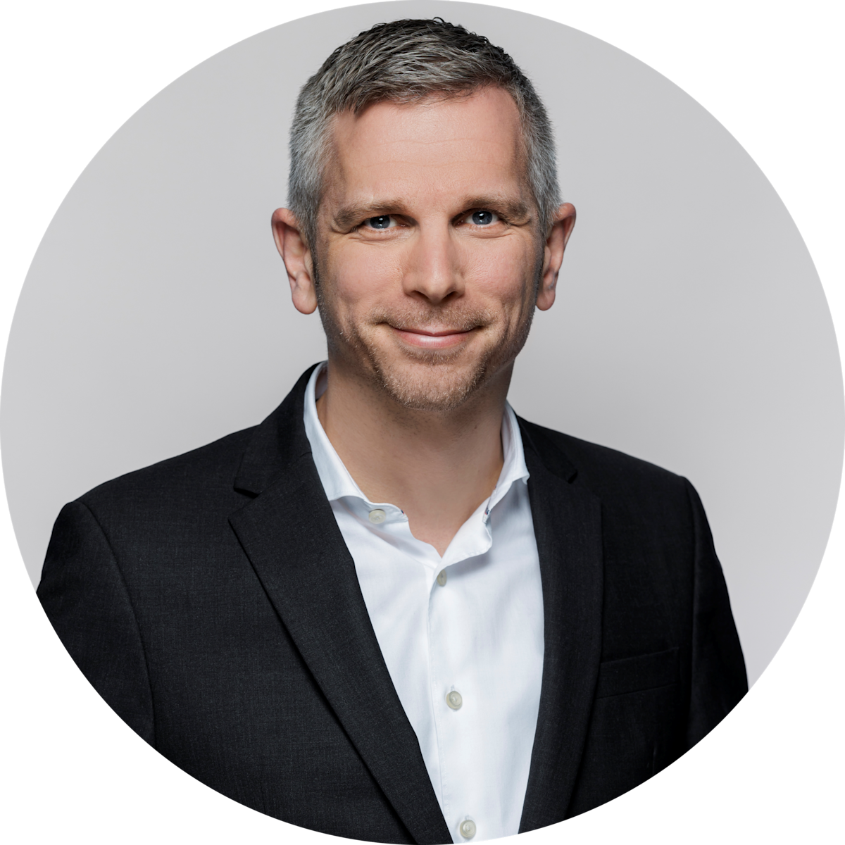 Porträt von Sascha van Beek - Tagesspiegel Background