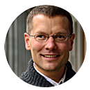 Porträt von Robin Höher - Tagesspiegel Background