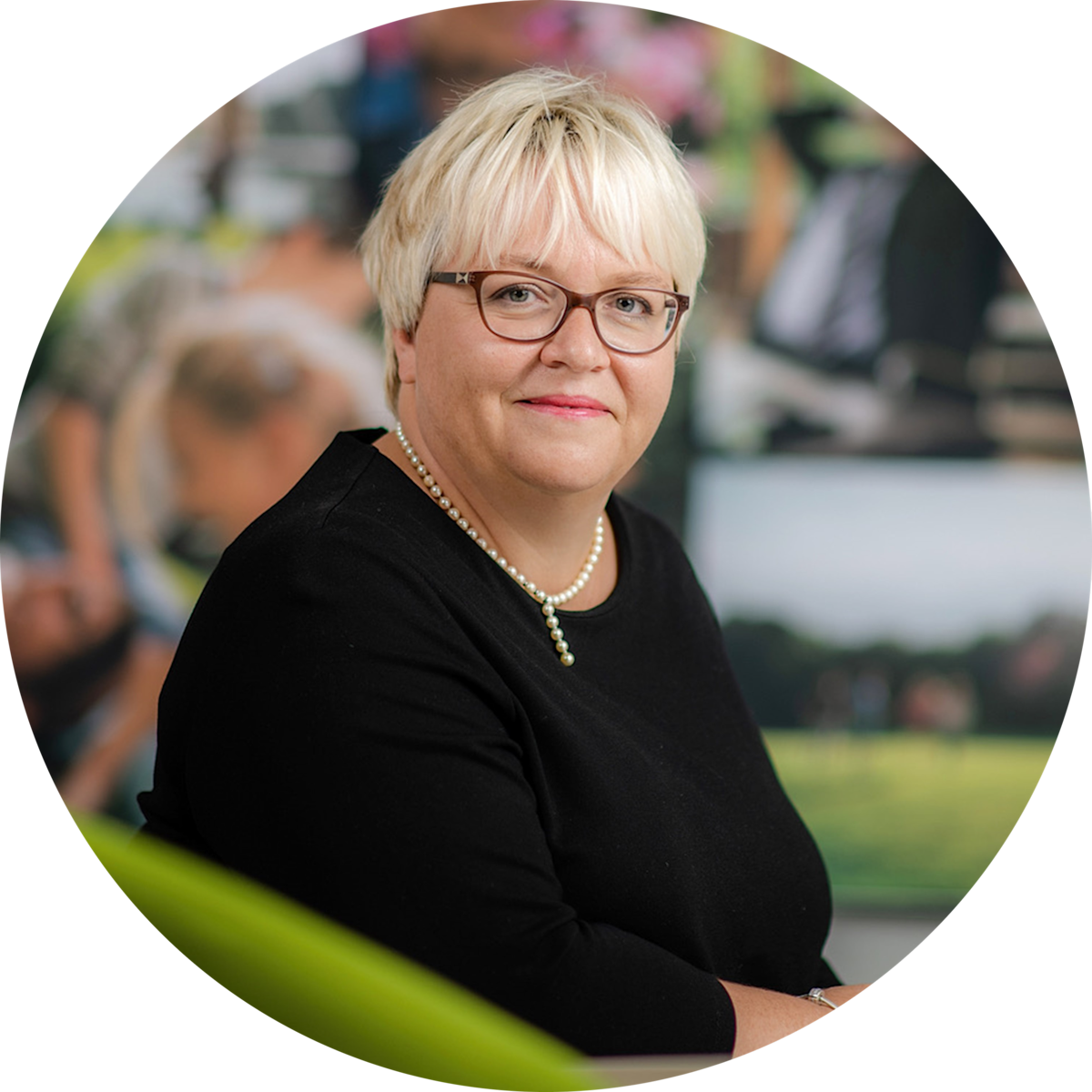 Porträt von Simone Schwering - Tagesspiegel Background