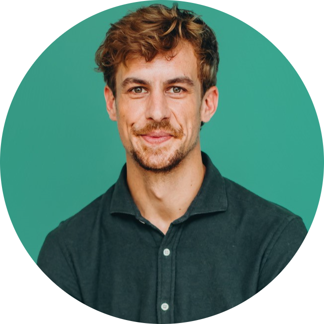 Porträt von Raphael Kneer - Tagesspiegel Background