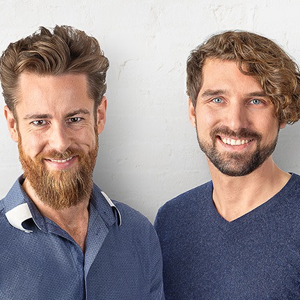 Porträt von David Daniel Ebert und Hannes Klöpper - Tagesspiegel Background