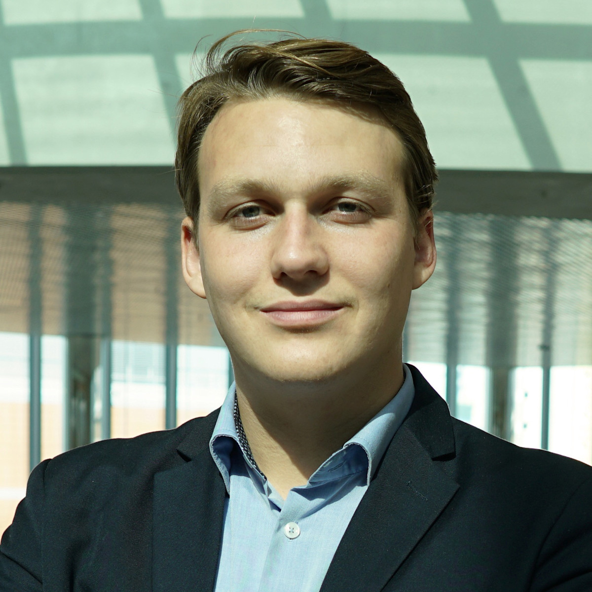 Porträt von Tom Plümmer - Tagesspiegel Background