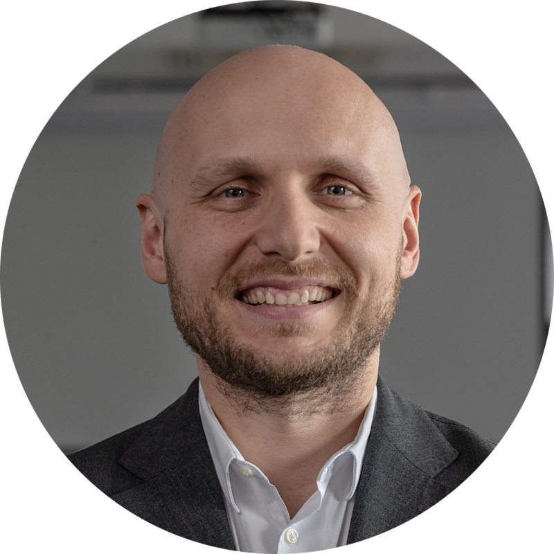 Porträt von Tom Okman - Tagesspiegel Background