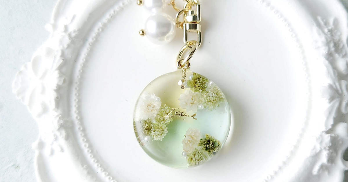 レジン硬化後に気泡を取り除く秘策！大人可愛い淡色グラデキーホルダーの作り方 | croccha