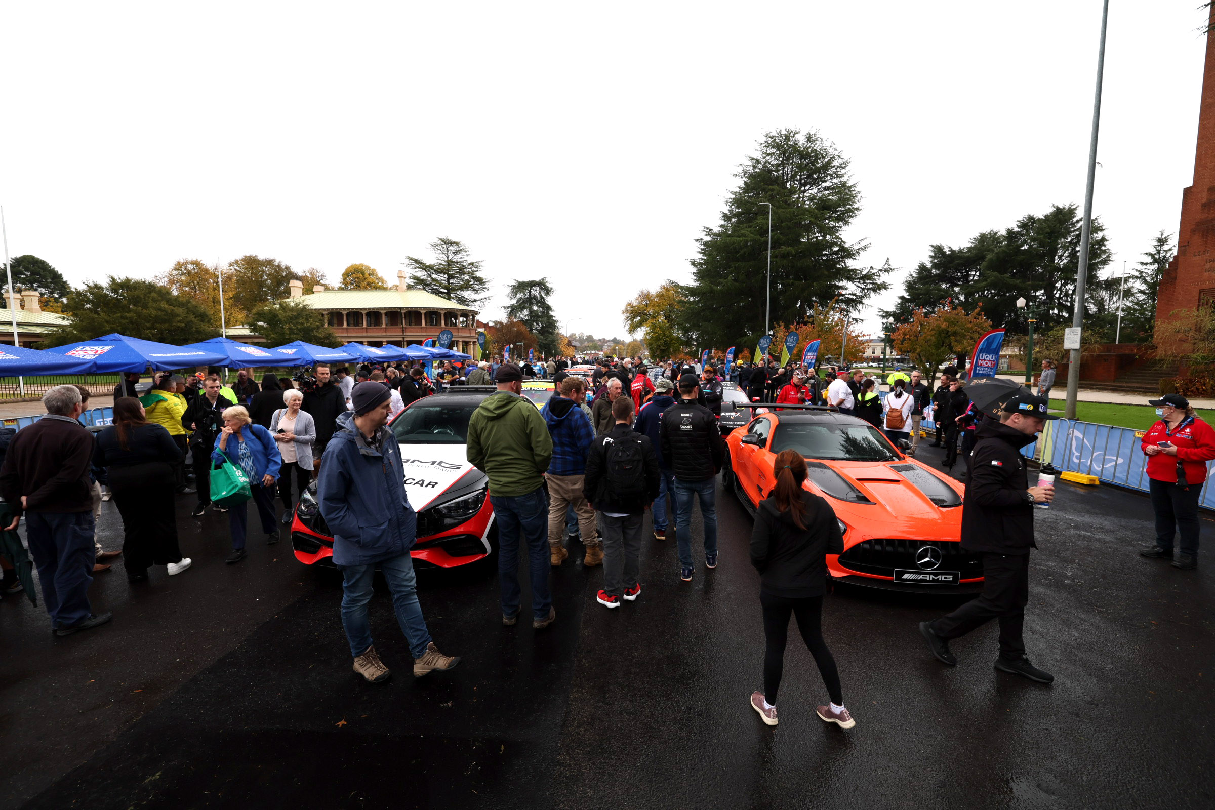 Thousands welcome 12 Hour drivers in town to track parade | Bathurst 12 ...