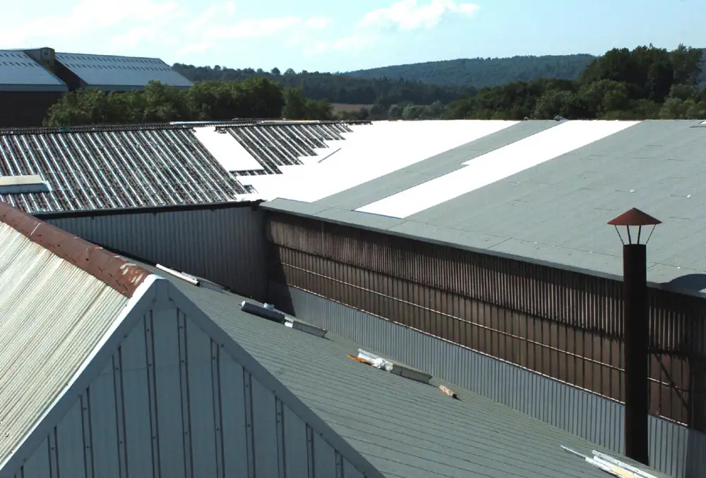 Logistics hubs and warehouse roofing projects: view the gallery