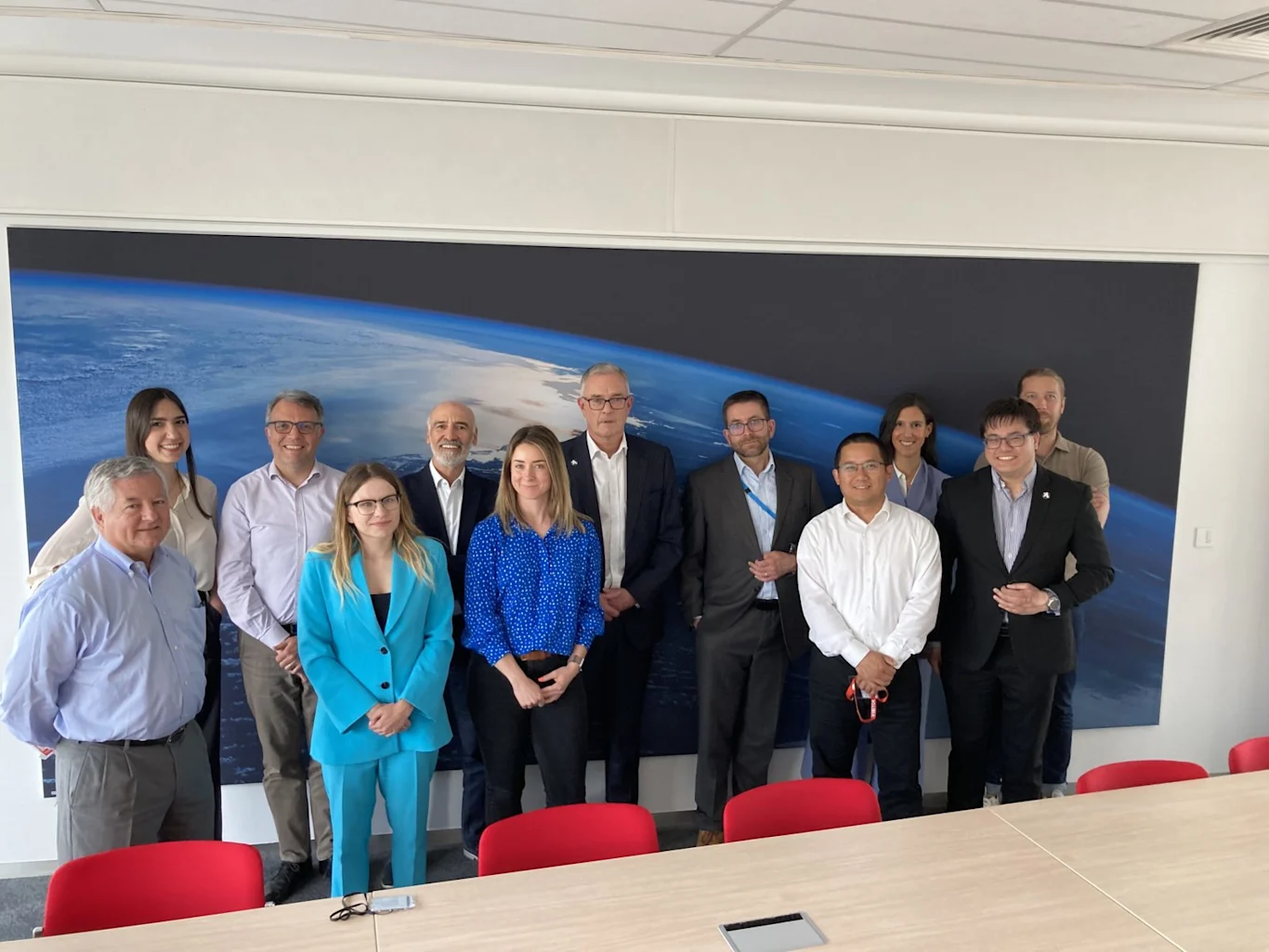 OneWeb, Astroscale, and the UK and European Space Agencies Partner to ...